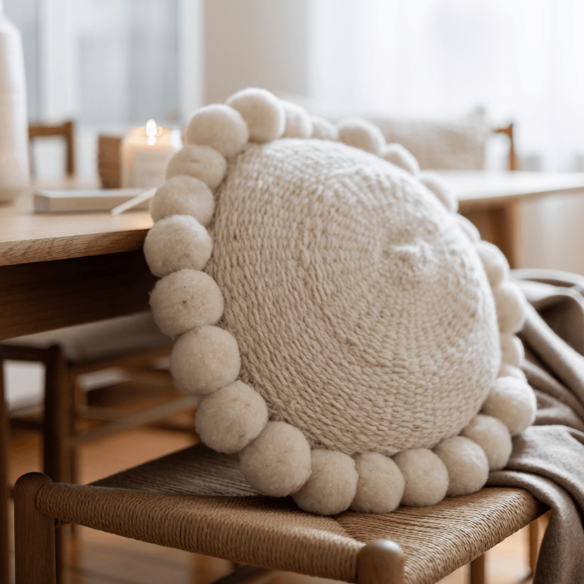 Stilvolle Kissen Mit Pompons Fotos